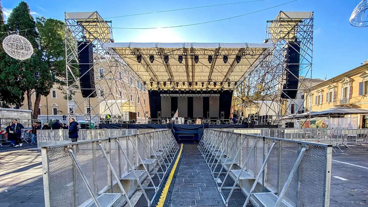 Montato il palco in piazza Martiri | Il Centro