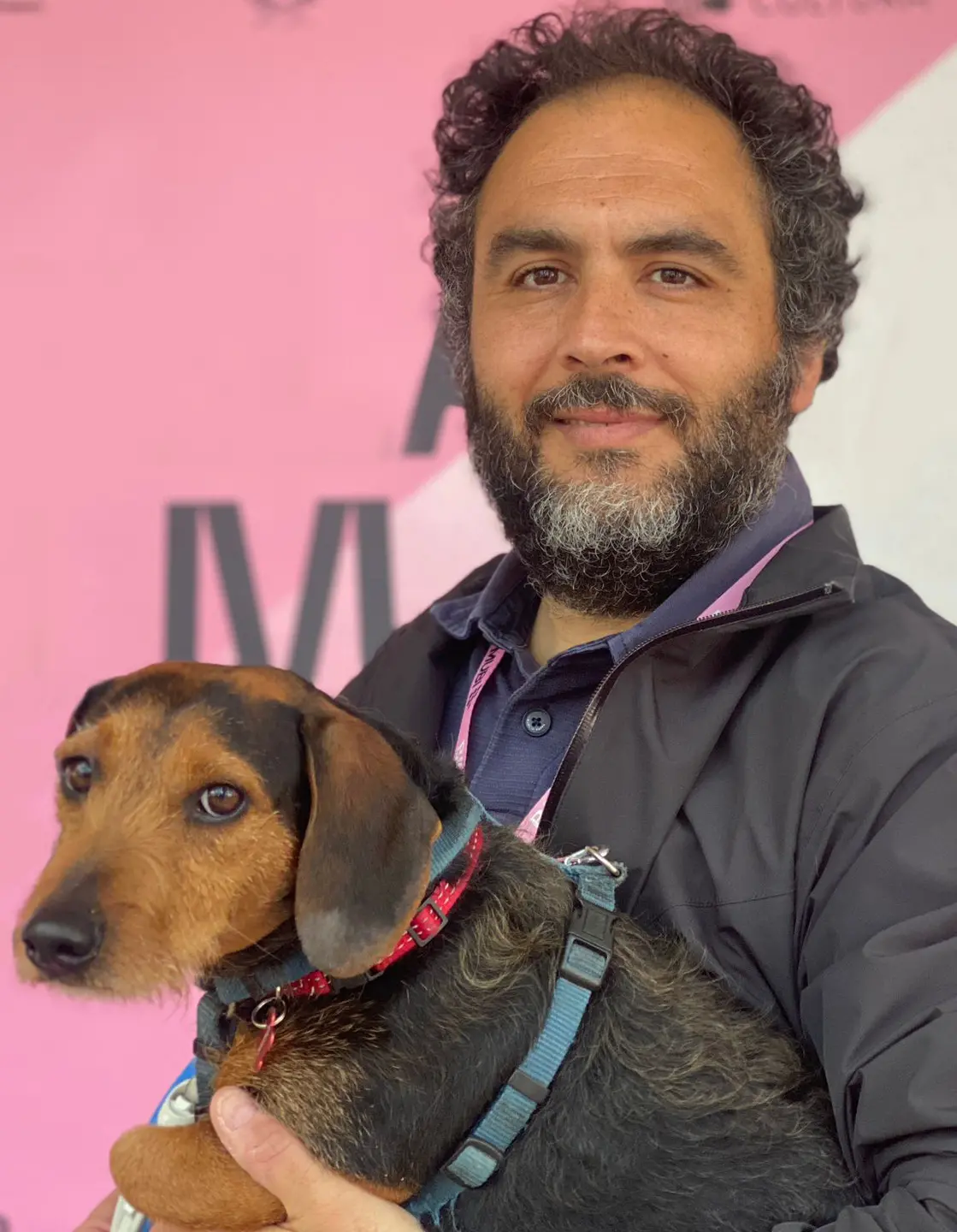 Il teramano Marco Chiarini con il suo bassotto Roger stasera al Nuovo ...