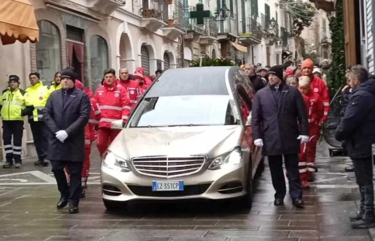 Folla in lacrime per l’addio al tabaccaio | Il Centro Folla in lacrime per l’addio al tabaccaio | Il Centro