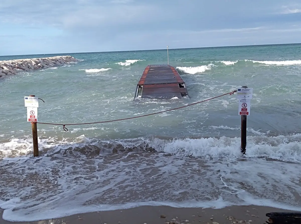 Silvi, il pontile di legno sommerso dal mare | Il Centro