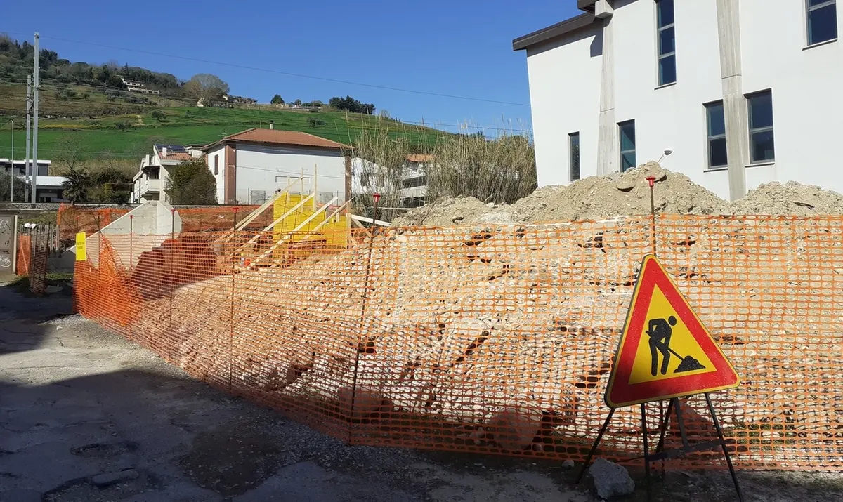 Partiti i lavori per l’attraversamento a raso sui binari | Il Centro