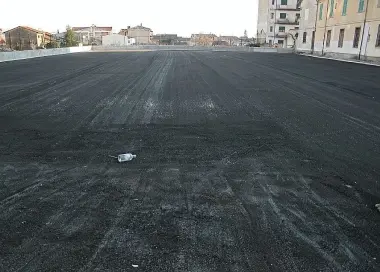 Asfalto sul campetto di calcio | Il Centro