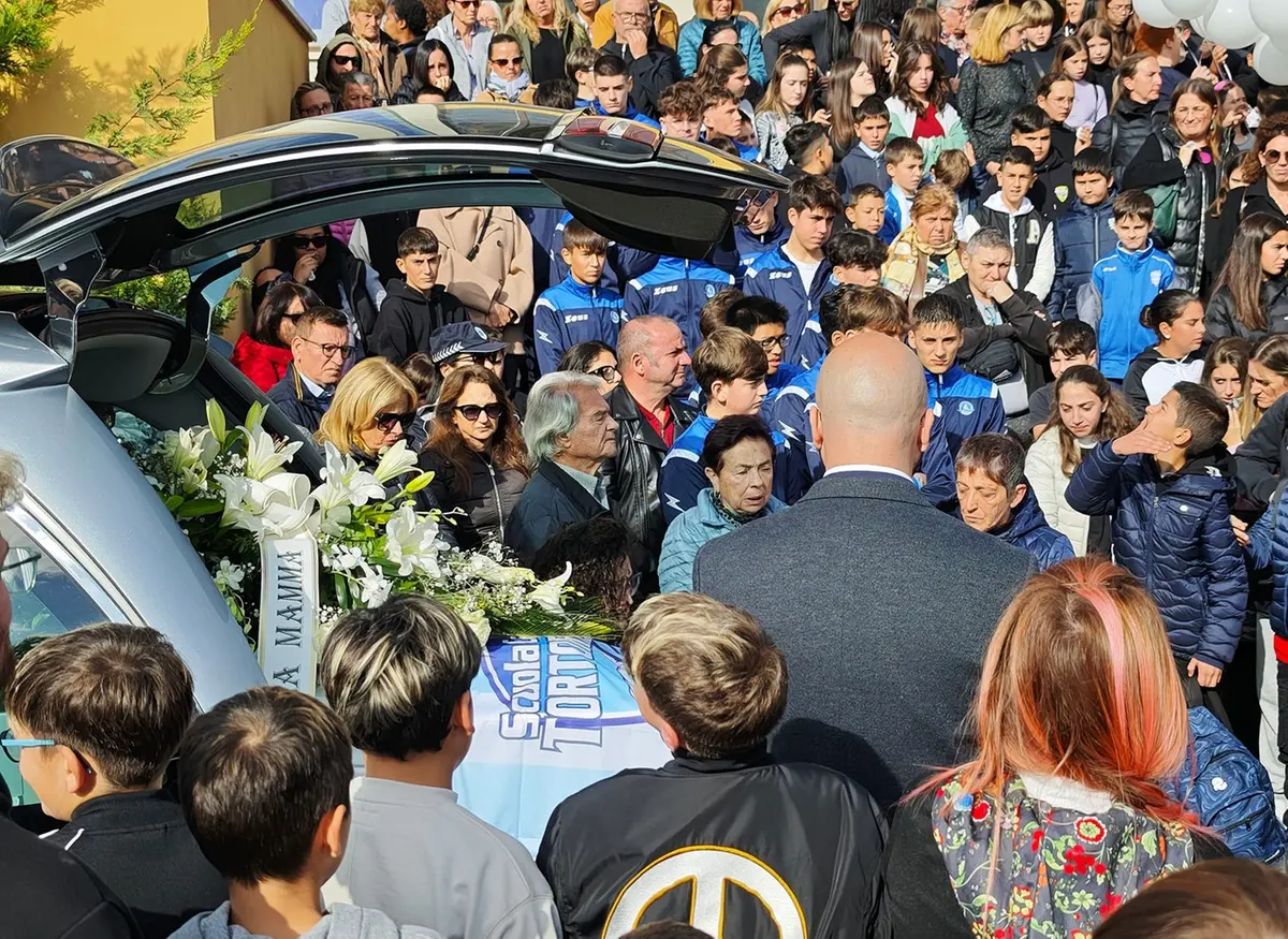 Folla e lacrime per l’addio a Edoardo | Il Centro Folla e lacrime per l’addio a Edoardo | Il Centro